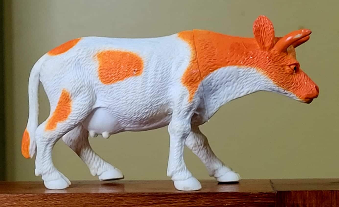 Miniatura De Vaca Em Plástico Rígido – 13cm – Realismo Rural